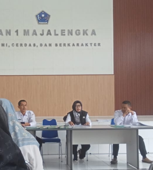 Pengarahan Kepala MAN 1 Majalengka Dra. Hj. Aas Nurhidayah, M.Pd.I kepada Pengawas UM-Ujian ...